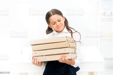 너무 무겁다 학교 유니폼을 입은 어린 소녀 숙제를 많이 정보를 가져옵니다 아이는 배우고 열심히 공부합니다 학교로 돌아갑니다 통합