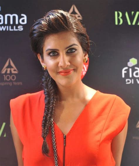 25 Hottest Female News Anchor In India Indian Tv Reporters Wikigrewal