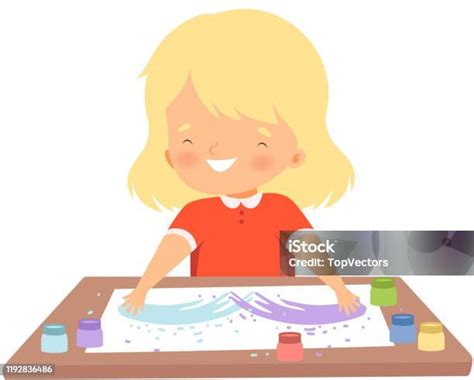 귀여운 금발소녀 책상에 앉아 화려한 손자국 사랑스러운 젊은 예술가 만화 캐릭터 어린이 창조적 인 취미 벡터 일러스트와 함께 그림 교육에 대한 스톡 벡터 아트 및 기타 이미지
