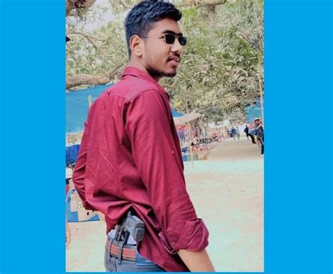 বোয়ালমারীতে এবার আরেক কলেজ ছাত্রের কোমরে পিস্তল গুঁজে ছবি পোস্ট
