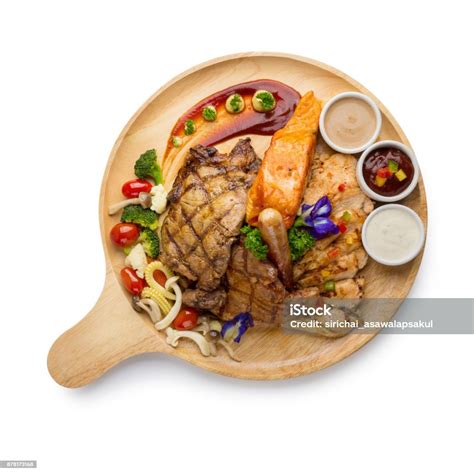 흰색 배경에 고립 된 나무 접시에 소스와 함께 근접 촬영 구운 쇠고기와 연어 생선 스테이크 0명에 대한 스톡 사진 및 기타 이미지 0명 가금류 고급 요리 Istock