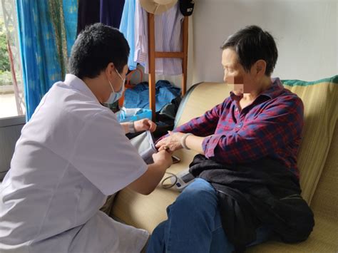 健康小站丨老人突然晕倒在家，社区医生争分夺秒，上门急救