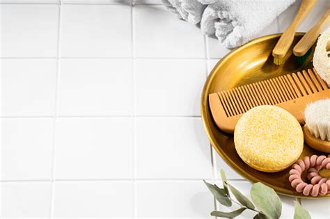 단단한 샴푸 바와 욕실 액세서리가 흰색 세라믹 배경에 놓여 있다 지속 가능한 모발 관리 욕실 정물 구성 플라스틱 프리 폐기물 제로 낮은 수분 성분 복사 공간 0에 대한 스톡