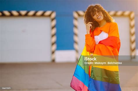아름다운 아프리카 계 미국인 레즈비언 여자 와 Lgbt 무지개 플래그 에 일몰 개념에 대한 스톡 사진 및 기타 이미지 개념