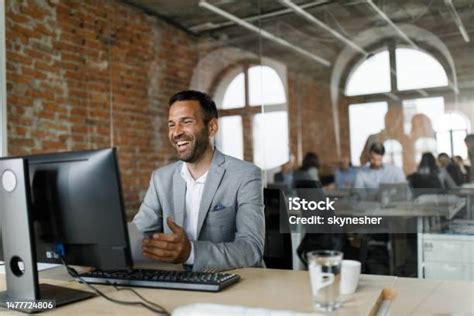 기업 사무실에서 데스크톱 Pc에서 일하는 행복한 사업가 컴퓨터에 대한 스톡 사진 및 기타 이미지 컴퓨터 It 지원 Voip Istock