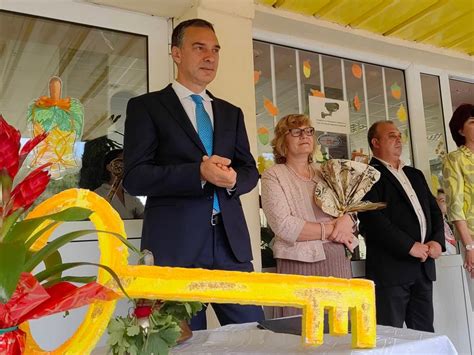 Кметът на Бургас откри учебната година в ОУ Г Бенковски и похвали директор отличник