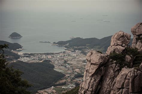 간과하다 경상남도 경치 경치가 좋은 고요한 남해 녹지 농촌의 대한민국 마을 만 바다 바다 경치 바다의 배 산 섬 소도시 아시아 암석층