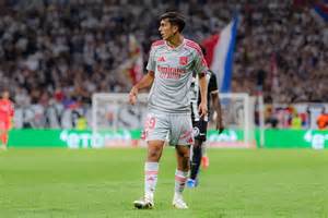 Le Jeune Mathys De Carvalho Qui Ne Compte Que 9 Minutes En Pro Titulaire Avec Lol Sur Le