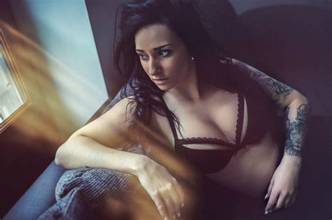 배경 화면 햇빛 여자들 창문 긴 머리 사진술 문신 흑발 유행 사람 수퍼 모델 소녀 아름다움 눈 레이디 다리 영상 사진 촬영 갈색 머리