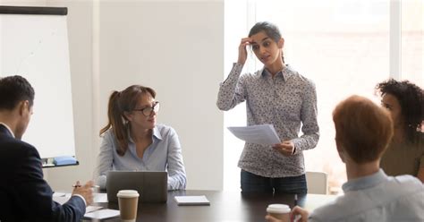 人前で緊張しない方法とは？声が震えるのを防いであがり症を改善するコツを大公開 Smartlog