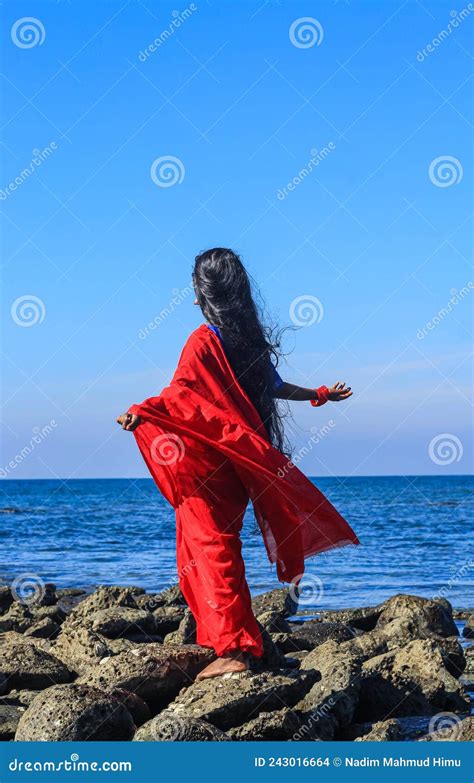 Jeunes Femmes Portant Un Saree Rouge Sur La Plage Fille En Sari Indien