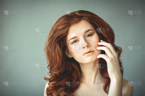 青年人红发人雀斑女人肖像自然美美青少年彩妆水平画幅