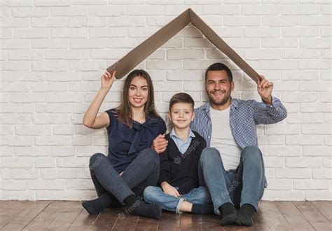 Retrato De Una Familia Feliz En Casa Foto Premium