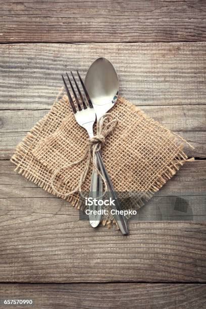 오래 된 포크와 숟가락 나무 테이블 냅킨 및 삼 베 0명에 대한 스톡 사진 및 기타 이미지 0명 가정 생활 가정 주방
