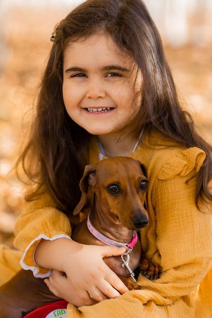 Una Linda Chica Morena Camina En Otoño Con Un Perro Dachshund En El