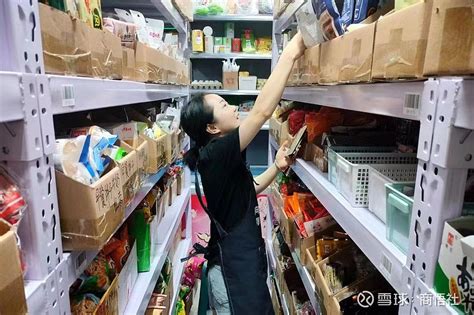 山西“美团闪电仓”超市老板的生意经：选择比努力更重要 “您有新的外卖订单，请及时处理。”在太原市杏花岭区建设北路的向阳超市，外卖订单提示音