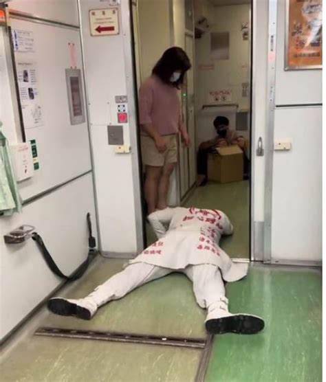 又是為了拍抖音？火車上金髮男爬地嘶吼扮喪屍 拍窗吼叫民眾嚇壞