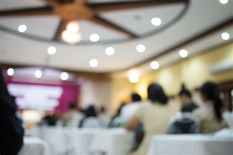 관객 흐림 빛 사람들이 배경으로 컨퍼런스 홀 또는 세미나 룸에서 스피커 음성 듣기 세미나 학술 교육 상업 또는 전문 조직에 의해