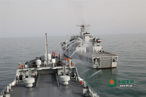 高清大图丨多艘登陆舰组织海上实战实训 中国军网