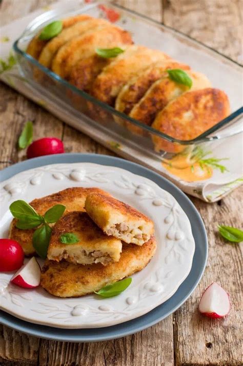 КАРТОФЕЛЬНЫЕ ЗРАЗЫ С ФАРШЕМ 😋😋👍 Ингредиенты: Картофель - 10 шт. Лук ...