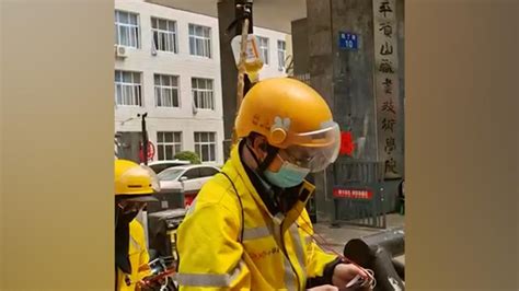 外卖小哥“身绑树枝挂吊瓶送外卖”：有点小感冒，休息了两天七环视频澎湃新闻 The Paper