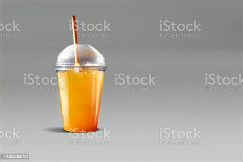 3d 일러스트레이션 여름을 위한 상쾌한 음료 잔 회색 배경에서 격리됩니다 디자인 요소에 적합합니다 0명에 대한 스톡 사진 및