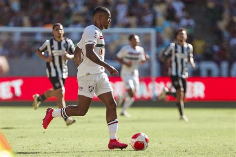 Douglas Costa segue como desfalque no Fluminense saiba situação do
