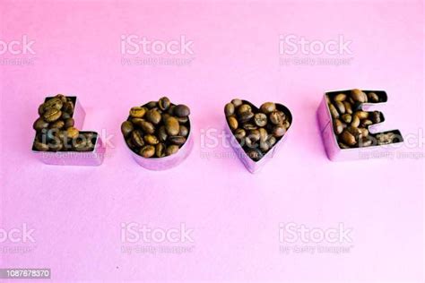 볶은 선택한 갈색 자연 아로마 Arabica 커피 콩에서 만든 발렌타인 비문에 대 한 단어 사랑으로 아름 다운 질감
