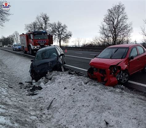 Czołowe zderzenie na DK 17 Dwie osoby w szpitalu AKTUALIZACJA