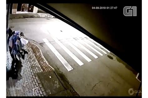 VÍDEO Criminosos estouram vitrine de loja e furtam mercadorias em São
