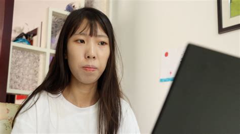 央美女生把父亲的运煤车改装成 泳池” ：起初父亲很无奈 觉得在瞎胡闹腾讯新闻