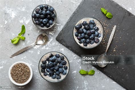 건강한 아침 식사 또는 아침 치아 씨앗 바닐라 푸딩과 블루 베리 베리 테이블 배경에 채식 음식 식이 요법 및 건강 개념 코코넛 밀크와 블루 베리를 곁들인 치아 푸딩 0명에