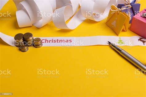 산타 클로스에 대한 긴 트위스트 확장 편지 공간을 복사합니다 노란색 배경입니다 0명에 대한 스톡 사진 및 기타 이미지 0명 계절 공란 Istock