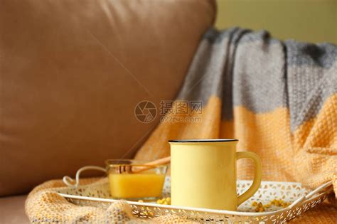 扶手椅上放着一杯热茶和蜂蜜的托盘高清图片下载 正版图片505920149 摄图网