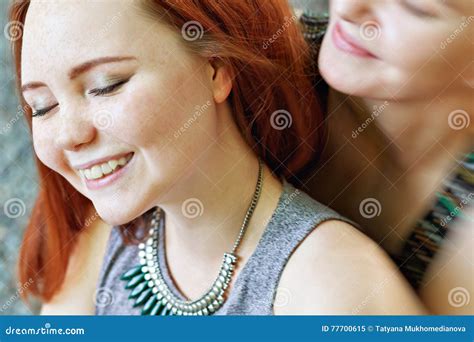Donne Di Lgbt Giovani Coppie Lesbiche Che Camminano Insieme Nel Parco