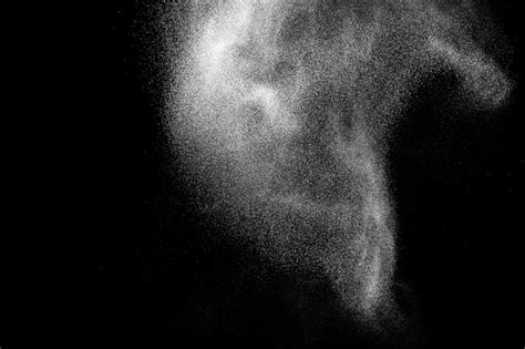 黒の背景に対する白い粉の爆発雲の奇妙な形白い塵の粒子のしぶき かすみのストックフォトや画像を多数ご用意 かすみ しぶき インク