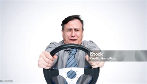 셔츠와 넥타이를 매고 눈을 감고 자동차 스티어링 휠을 들고 밝은 회색 배경에 있는 남자 사업가 교통 사고 개념 개념에 대한 스톡 사진 및 기타 이미지 Istock