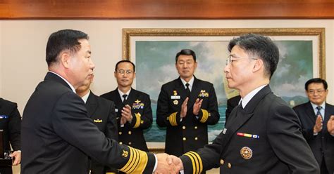 명예 해군중령 임명 이국종 교수…해군 조종사 항공휘장 수여도 조선일보