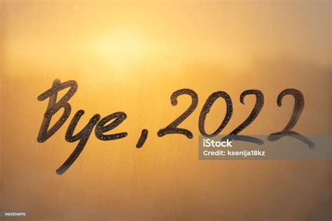 레터링 안녕과 숫자 2022 비에 의해 튀는 물 줄무늬가 있는 손가락으로 페인트 일몰 창에 안개가 자욱한 유리 2022년에 대한 스톡 사진 및 기타 이미지 Istock