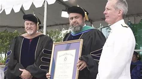 ΕΝ Ινοσεντ ΜΑΝ Στην υγειά μας Αντώνη μου Σου έχουν κλέψει τη δόξα οι