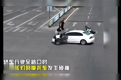 摩托车闯红灯被轿车撞了个360度，瞬间惊呆路人！
