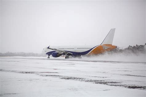 블리자드에서 활주로에 여객기입니다 폭설 중 택시로 동안 항공기입니다 공항에서 눈에 여객 비행기입니다 현대 쌍 발 여객기 눈