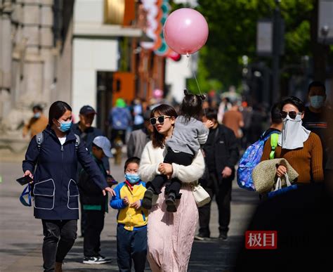 江汉路步行街周末迎人潮 荆楚网 湖北日报网