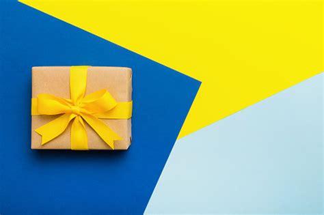 휴일 종이 선물 묶인 노란 리본 활 복사 공간이있는 상단보기 플랫 레이 휴가 배경 생일 또는 크리스마스 선물 복사 공간이있는 크리스마스 선물 상자 개념 0명에 대한 스톡