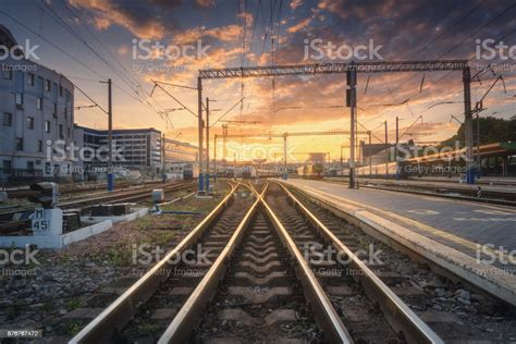 일몰에서 아름 다운 화려한 하늘에 대 한 철도 역입니다 산업 철도 푸른 여름에 구름과 하늘 풍경입니다 저녁에 철도 분기점입니다 철도 Platfform입니다 교통 개념에 대한