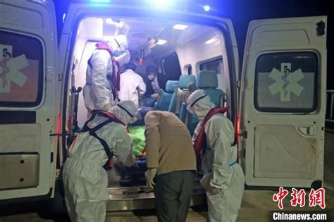 广西北部湾海域一渔船失火12人被困 海警紧急救援 大河网