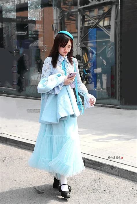 街拍：青春气息满满的白丝袜美女
