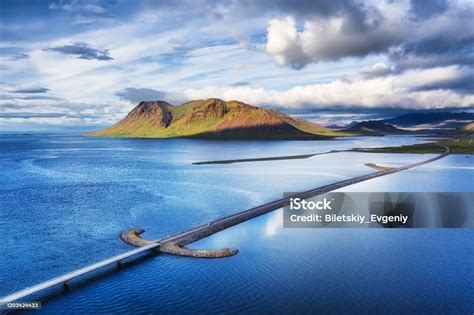 아이슬란드 산과 도로에 공중 보기 낮에 아이슬란드의 풍경 아이슬란드에서 유명한 장소 무인 항공기에서 풍경입니다 여행 이미지 공중 뷰에 대한 스톡 사진 및 기타 이미지