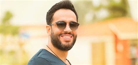 بالفيديو رامي جمال يرقص ويغني وسط المرضى في كليب مفيش منها خبر