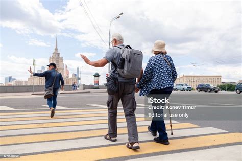 러시아 모스크바 20190617 오래 된 부부는 손을 잡고 횡단 보도에 걸어 개념 활성 노년기 취미 여행 관광객 노인 활동적인